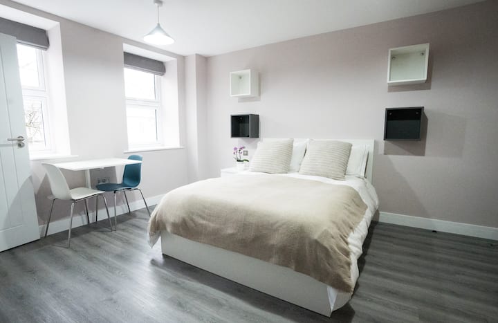 Central Large Dbl Bed Studio R9 - Colchester