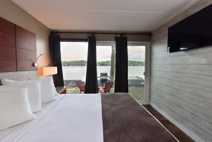 Upper 1br Lakeside W/ Stunning Views - Wisconsin Dells, WI