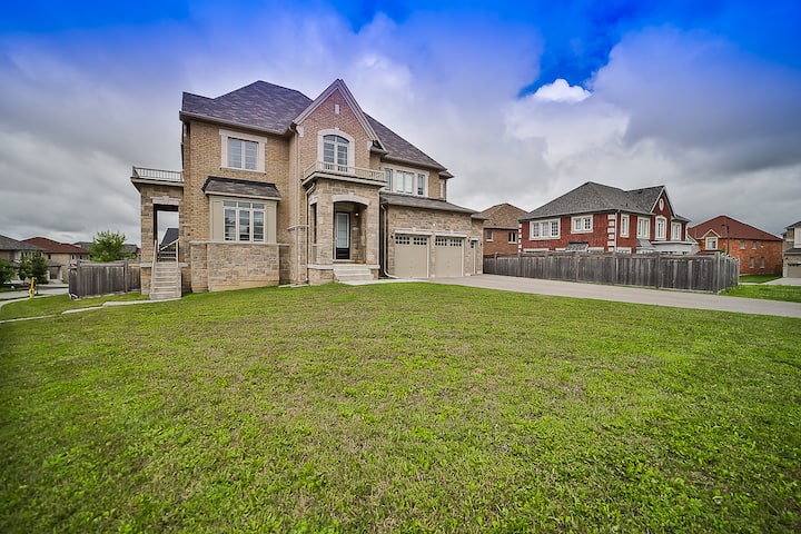 Huge House With Free Parking For Cars And Boats - Newmarket