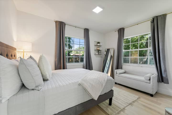 Sunshine Casa- Home W Patio, Grill & Fenced Yard - Fort Lauderdale, FL