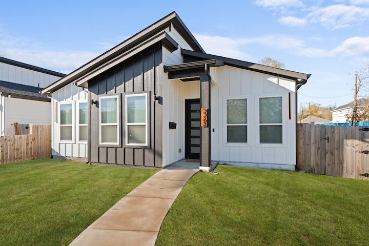 Backyard Paradise!
Modern, Cozy, Luxe, Downtown - Lancaster, TX