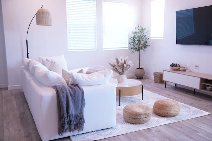 Modern 4br Townhouse Near  Beach Walk To Sand Surf - Ventura, CA