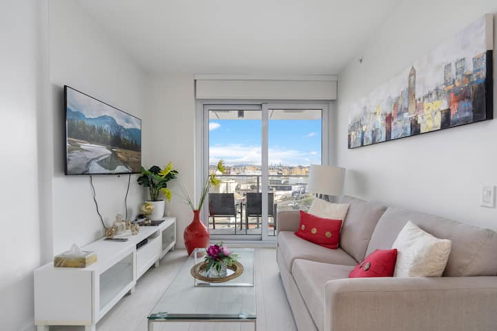 Modern 1br Condo + Den | Work-ready + Parking - Vancouver