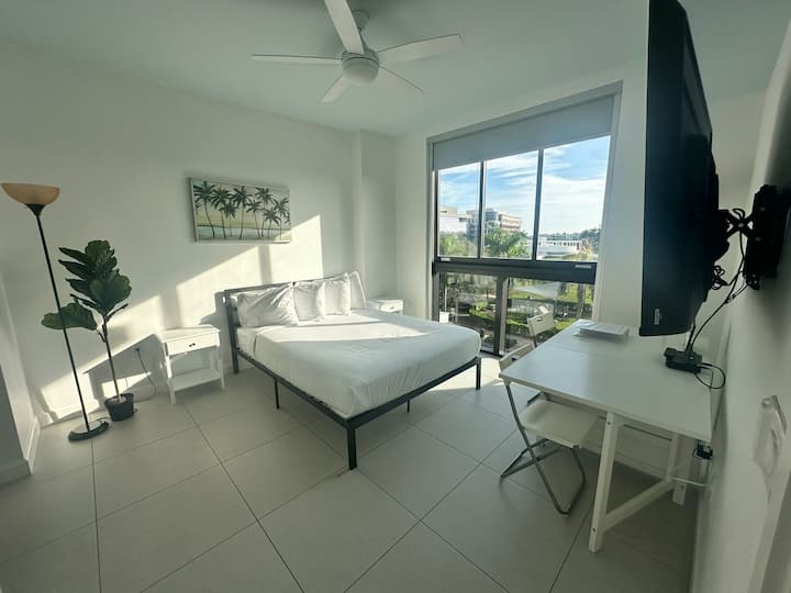 Cozy Downtown Doral Getaway - Doral, FL