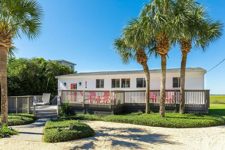 Cozy Beach Cottage + Rooftop W/ Ocean Views - Folly Beach, SC