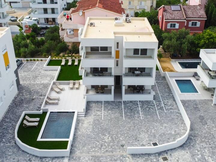 Apartments For 12 With Pool - Mandre