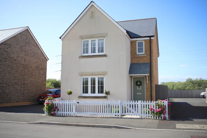 Cosy Pet Friendly Family Home With Coastal Views - Llanelli