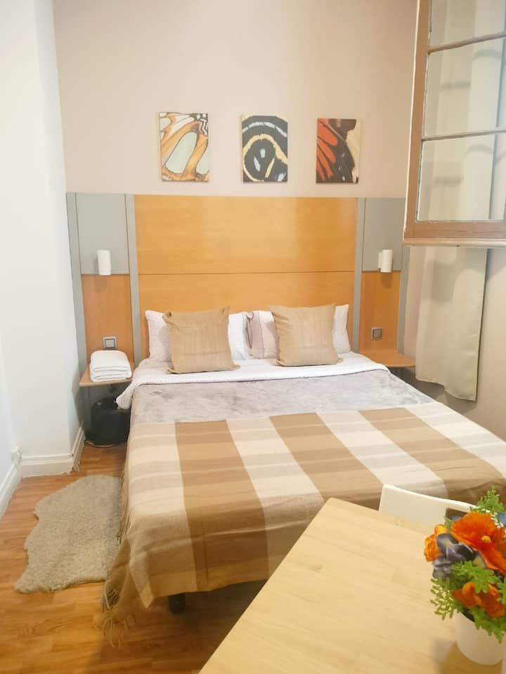 Moderna Habitación Con Baño - Barcelona
