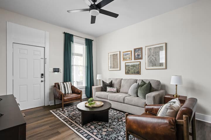 Emerald Escape: Updated Gem W/ Free Parking - Indianapolis, IN