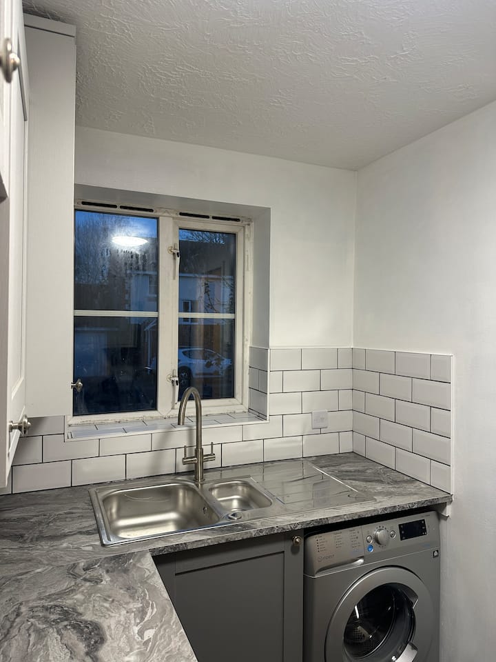 2 Bed House + Private Parking - Watford