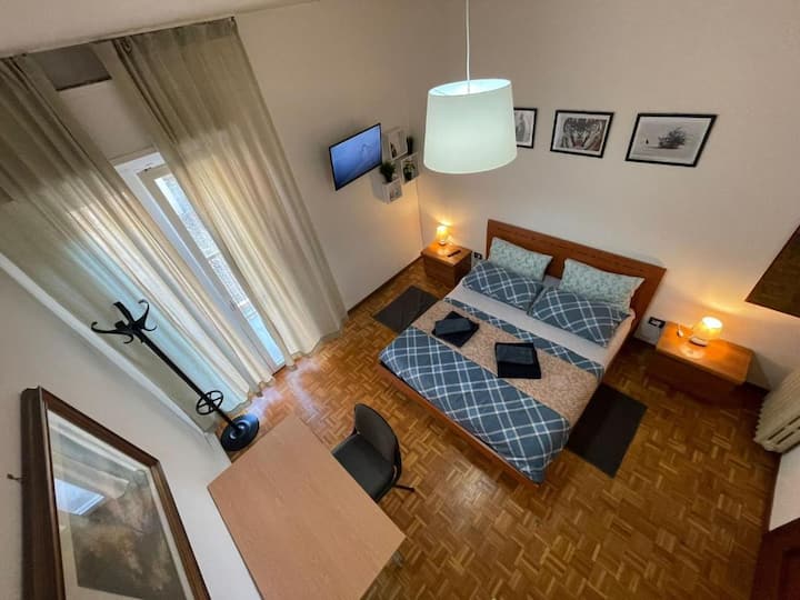 Stanza Ampia Con Balcone - Modena