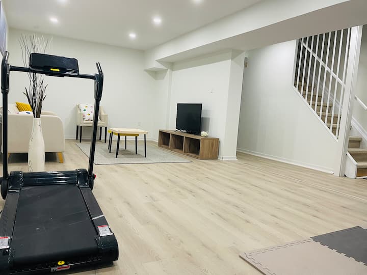 *Viewmount Drive* A Modern & Centrally-located Gem - Ottawa