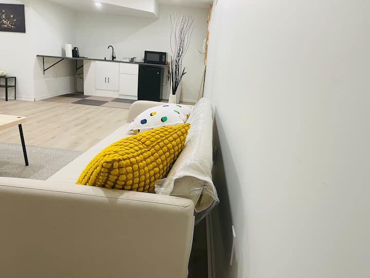 Comfy Double Bed + Workstation On Viewmount Drive - Ottawa