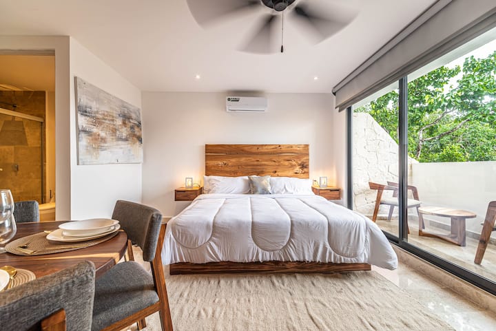 King Suite W/ Balcony, Gym + Rooftop Pool - Tulum