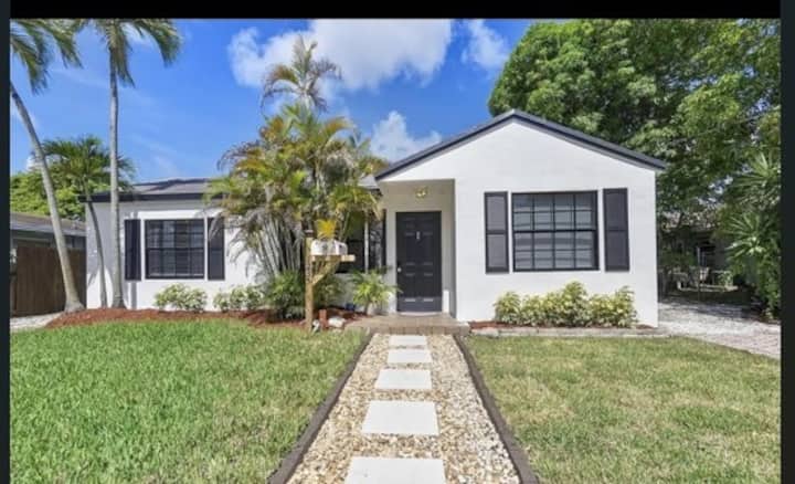 Sunny, Fun & Comfy Cottage House - Fort Lauderdale