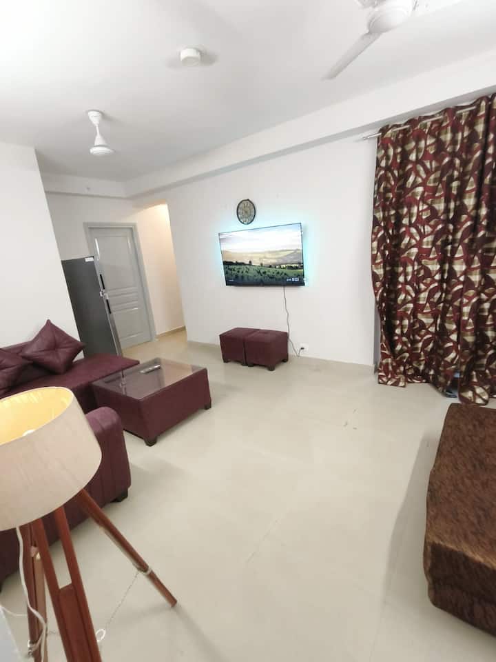2bhk-55" Smart Tv,10" Double Mattress - Noida