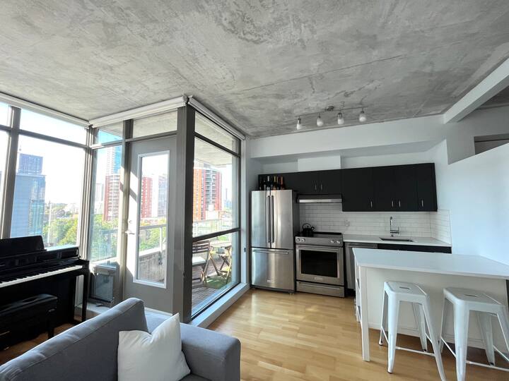 Beautiful & Bright Luxury Condo Unit In Downtown - Toronto