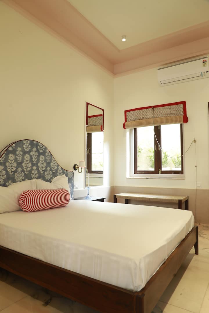 Family Friendly 2br With A Patio - Jaipur
