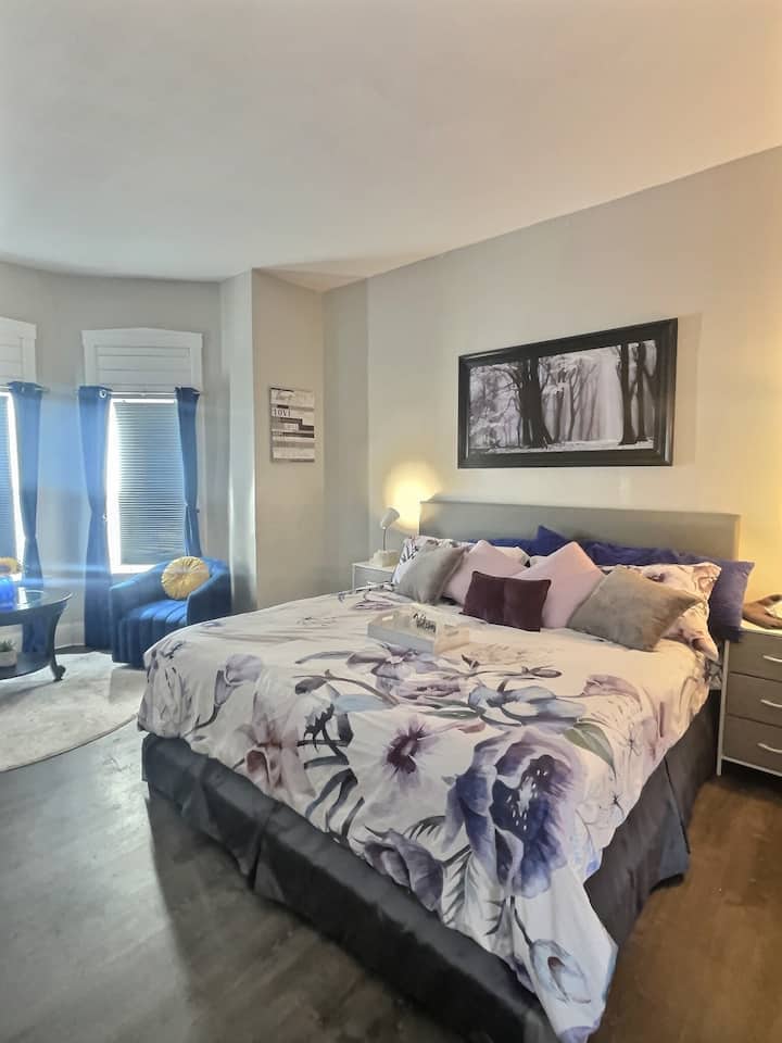 Pet Friendly Updated*king Sz Bed
Washer/dryer - Belleville, IL