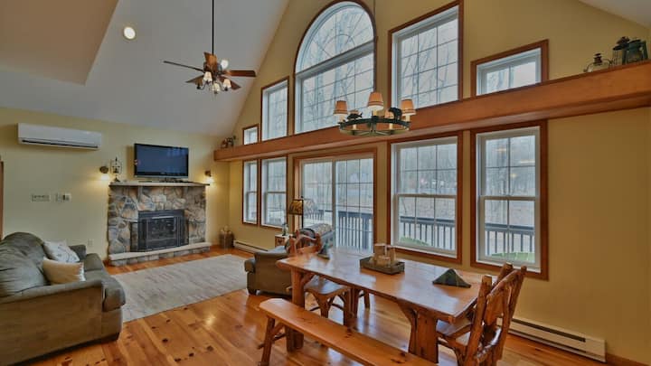 3br Pocono Chalet | Private Suite & Hot Tub - Towamensing Trails