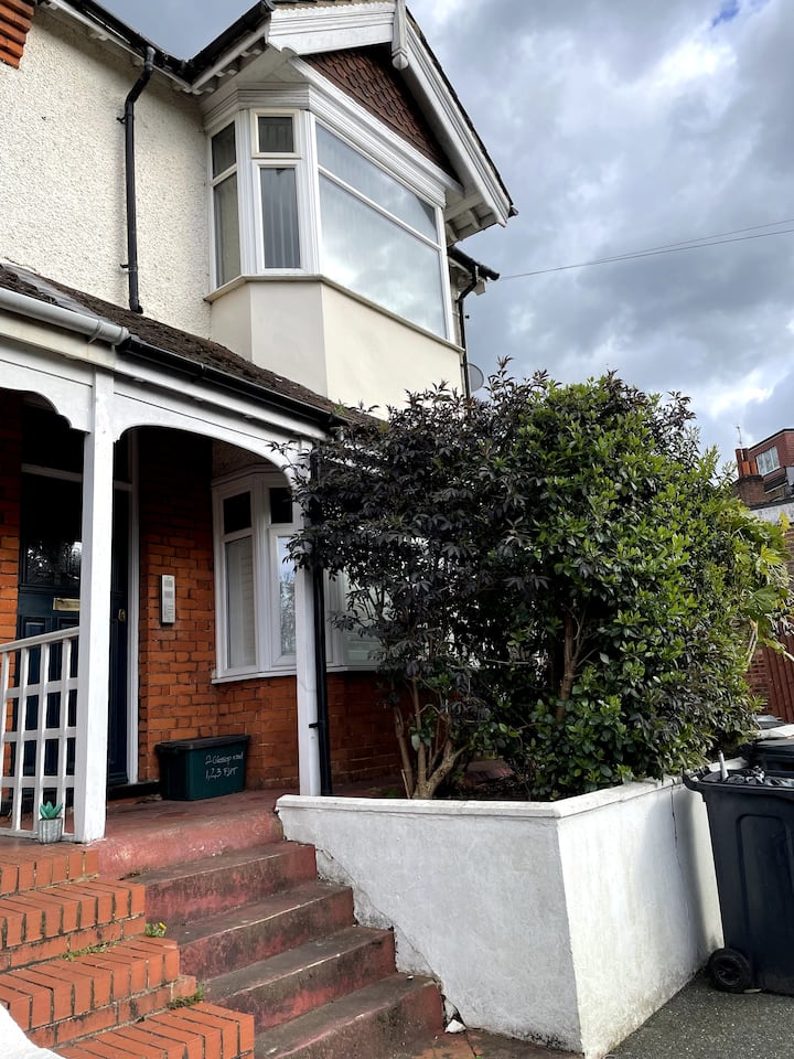 Full Apartment In Victorian Converted House. - 크로이던