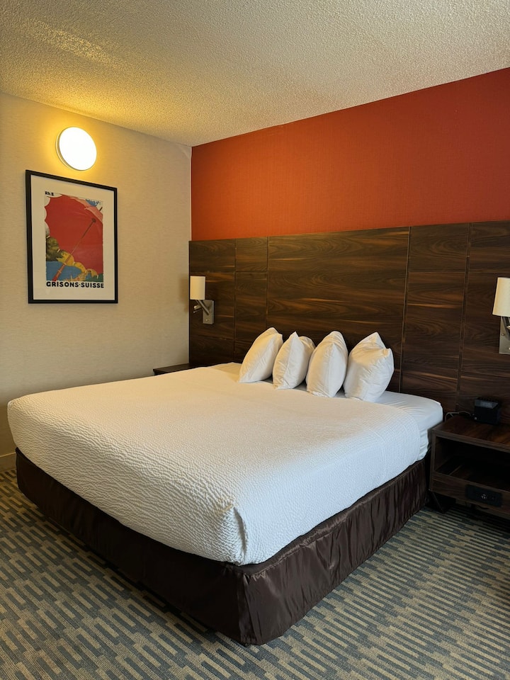 1 King Bed Room - Medicine Hat