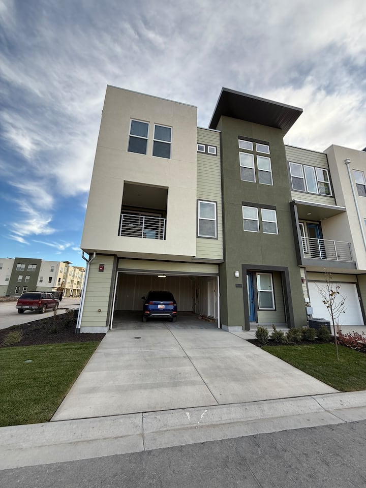 Lore House - Cliffhanger, Farmington