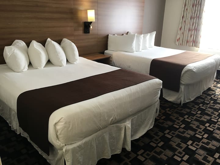 2 Queen Beds - Medicine Hat