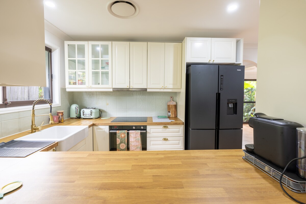 Spacious 3-BR Home in the Heart of the Gold Coast - Houses for Rent in ...