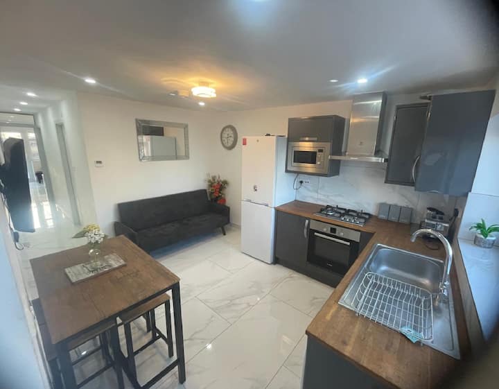 Newly Built Stylish Two Bedroom - Dunstable