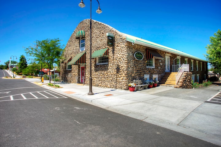 Inn Single Queen Unit - Downstairs - Soap Lake, WA