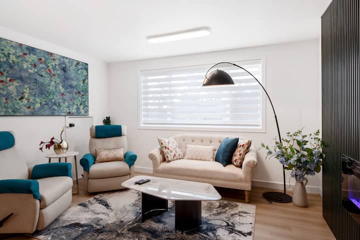 Chic 2b1b Lower Unit – Renovated W/ Designer Flair - 켄트
