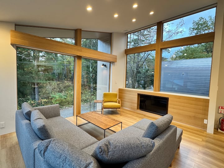 Everglow: Modern, Echoland, Family Ski Holiday - Hakuba