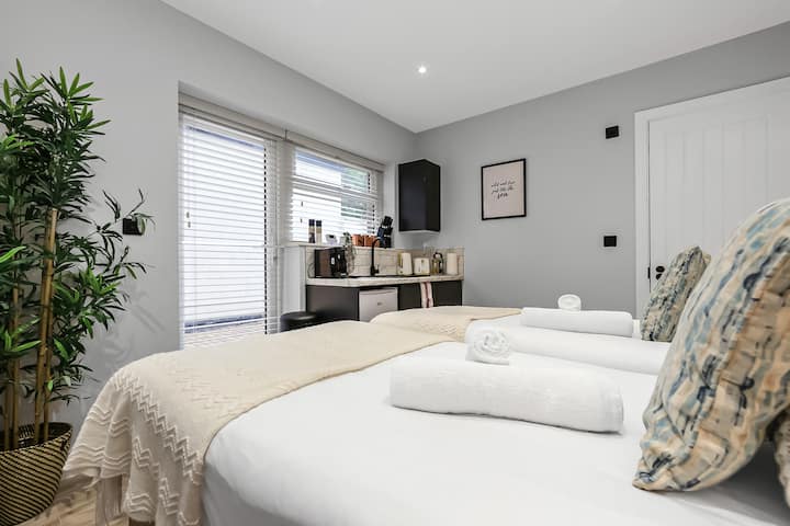 Compact Studio Nook—modern, Warm, Inviting! - Harrow
