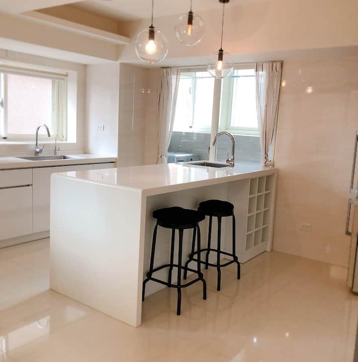 Spacious Elevator Apt | Mrt 30sec | - Taipeh