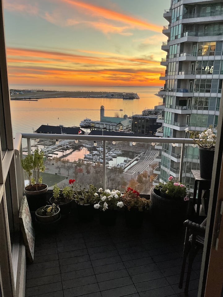 Heated Pool -Gym-security 24/7-sunset Lake View - Toronto