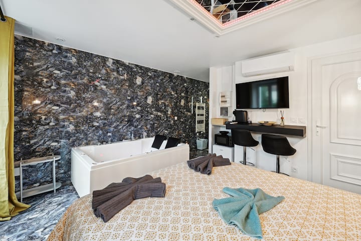 Love Room - La Création D'adam Avec Jacuzzi - Corbeil-Essonnes
