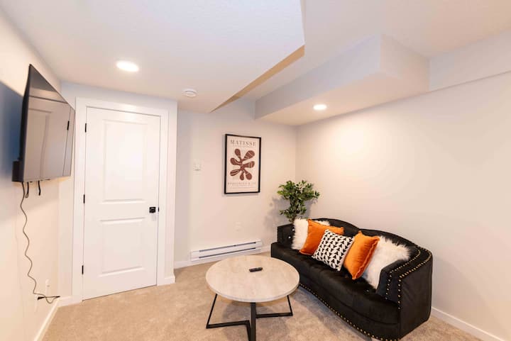 *2 Bedrooms Lovely Basement Unit*beside Wem/sleep4 - Canada