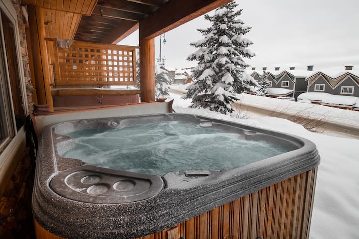 Ski-in And Hot Tub @ Happy Days - Big White Ski Resort, BC