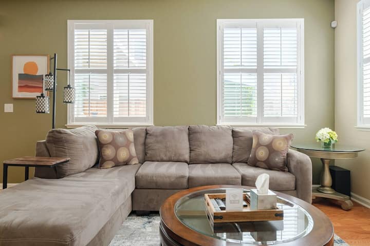 Spacious 4-bedroom Modern Retreat Near Everything! - Sacramento, CA