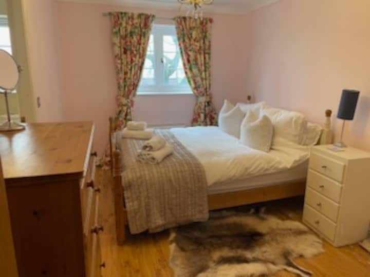 Bedroom Near Whitchurch - Whitchurch