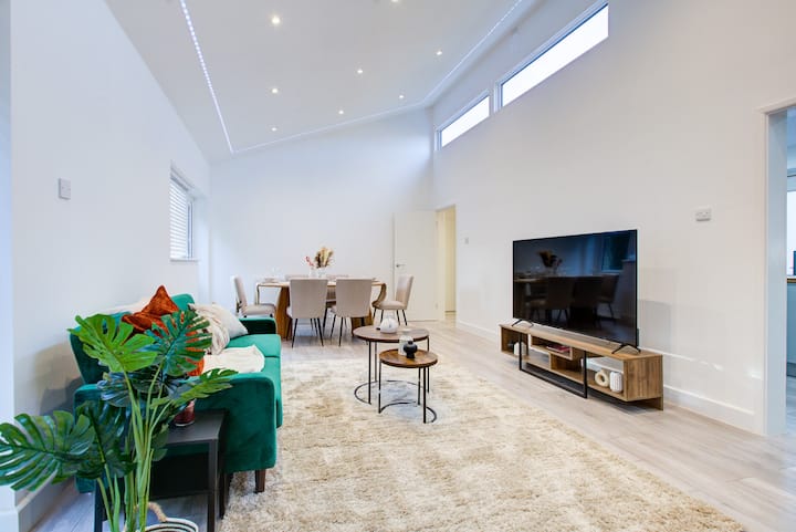 Sleek 3 Bedroom 6 Bed 2 Bath Home - Colchester