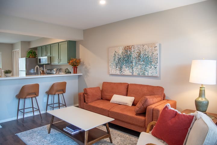 Mid-century Apt. | 1.4 Mi To A&m - Bryan, TX