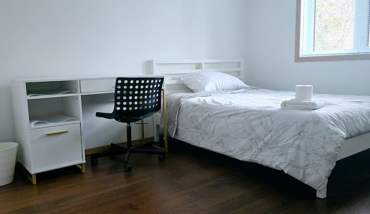 Clean And Cozy Perfect Location - Double Bed - Winnipeg