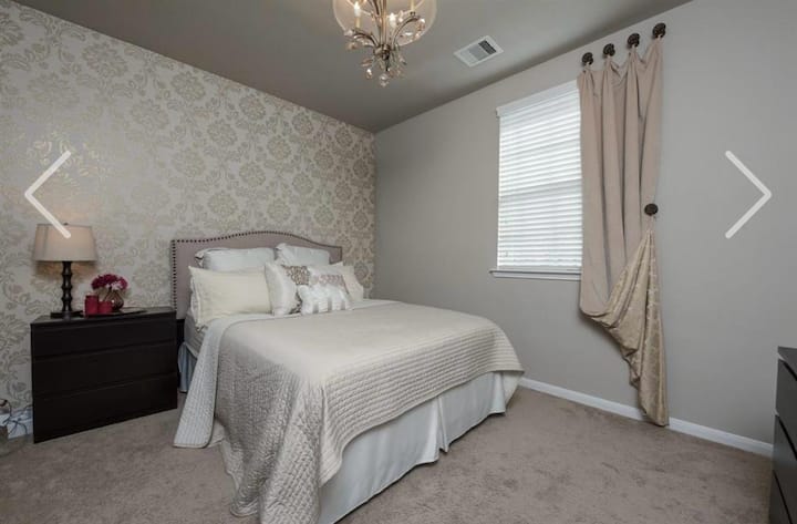 Room In Charming Home With Theater & Office - Missouri City, TX