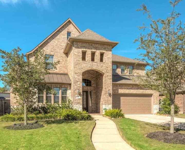 Charming Home With Theater & Office - Sugar Land, TX