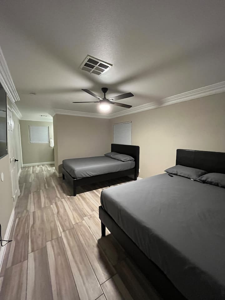 Cozy Home With Garage - Las Vegas, NV