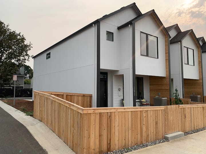 Tranquil Townhome In Prime Location - Portland, OR