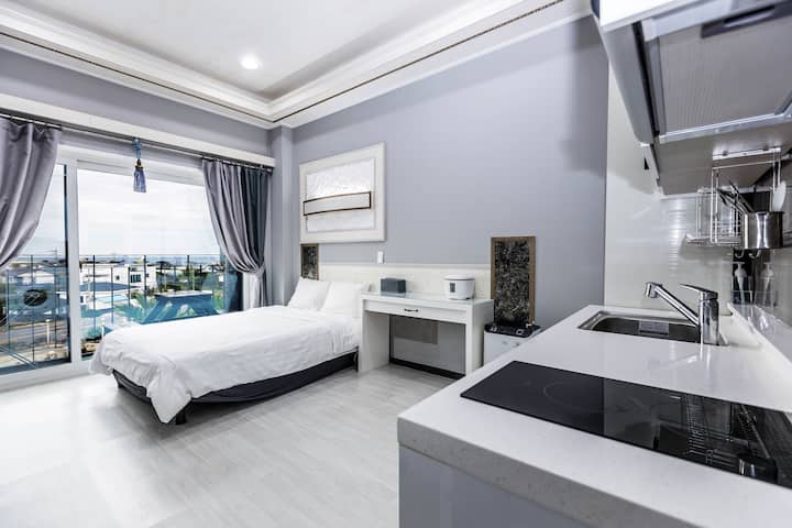 [연박 할인/스튜디오 더블] 1층 2인실 원룸,  넓은 수영장&정원이 매력적인 리조트 - South Korea