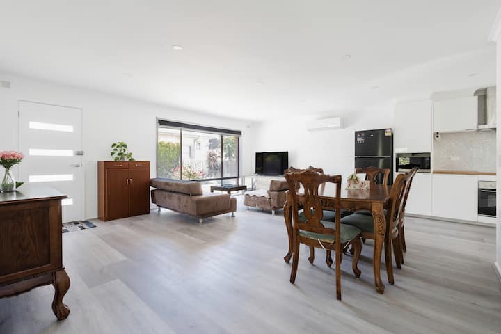 Bayshore Bliss: A Family Beachside Hideaway - Melbourne